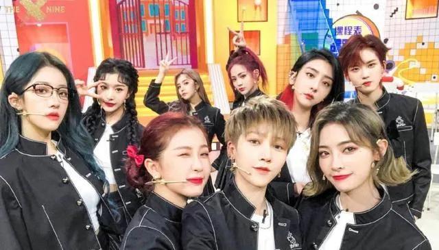 THE9 Xu Jiaqi took a group photo on her birthday, the four members ...