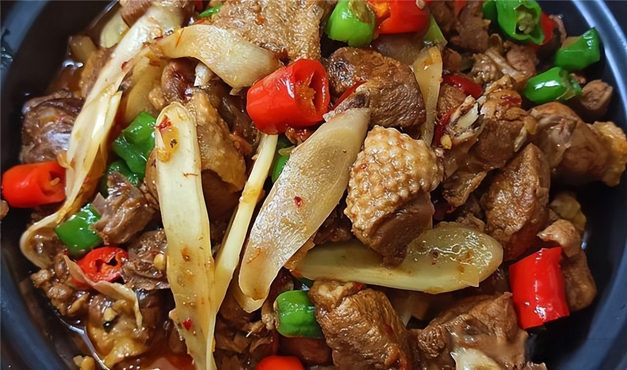 Aberdeen ginger duck, a typical home-cooked Sichuan dish, not blanched ...