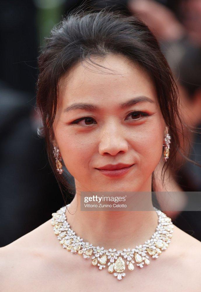 Tang Wei's red carpet photos flow out, she looks very young from a ...