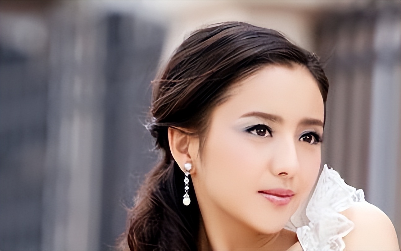 Tong Liya forgot that she was acting boldly in her pajamas, and the ...