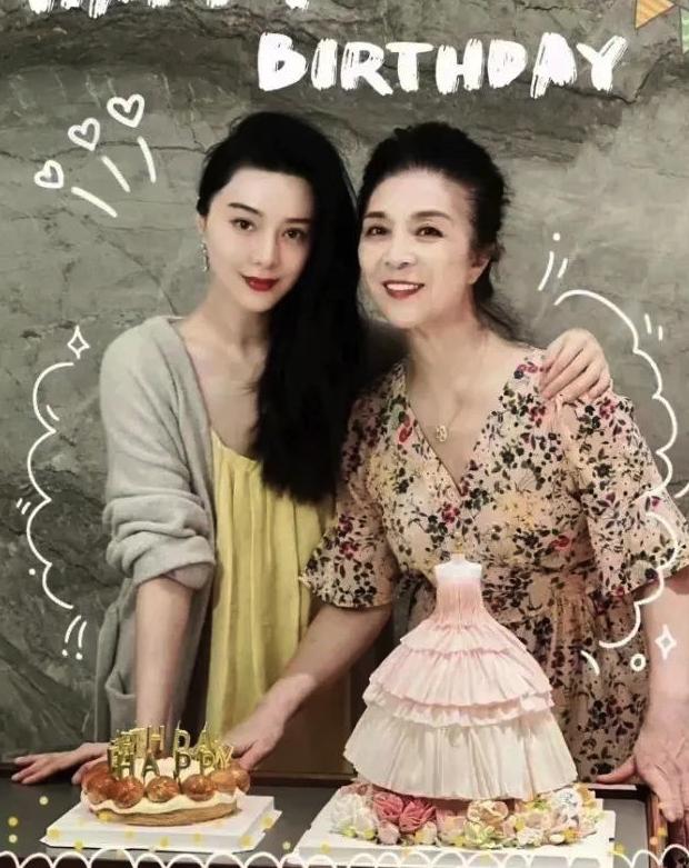 Fan Bingbing Celebrated Her Mothers Birthday And Posted A Group Photo Of Her Mother And