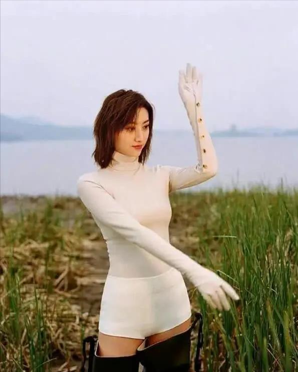 How fashionable are Jing Tian's "safety pants"?The shape is generally ...