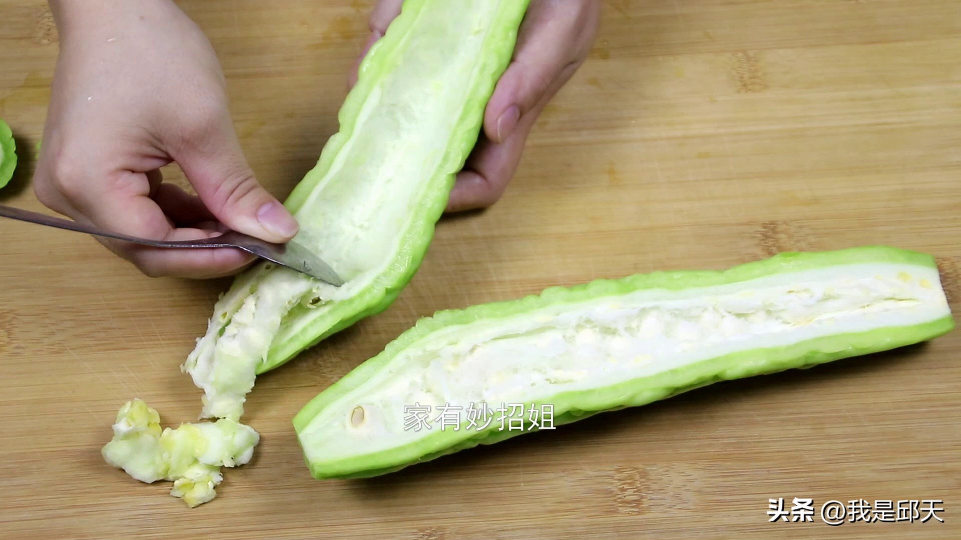 The youngest son, who doesn't like bitter gourd, is eating bitter gourd ...