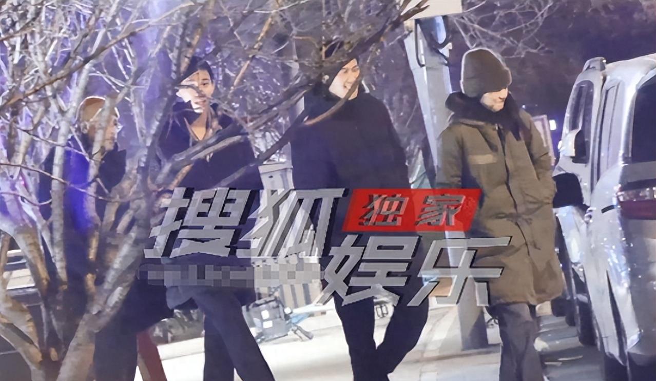 Jiang Wen's family of four eats Japanese food. The second son Jiang ...