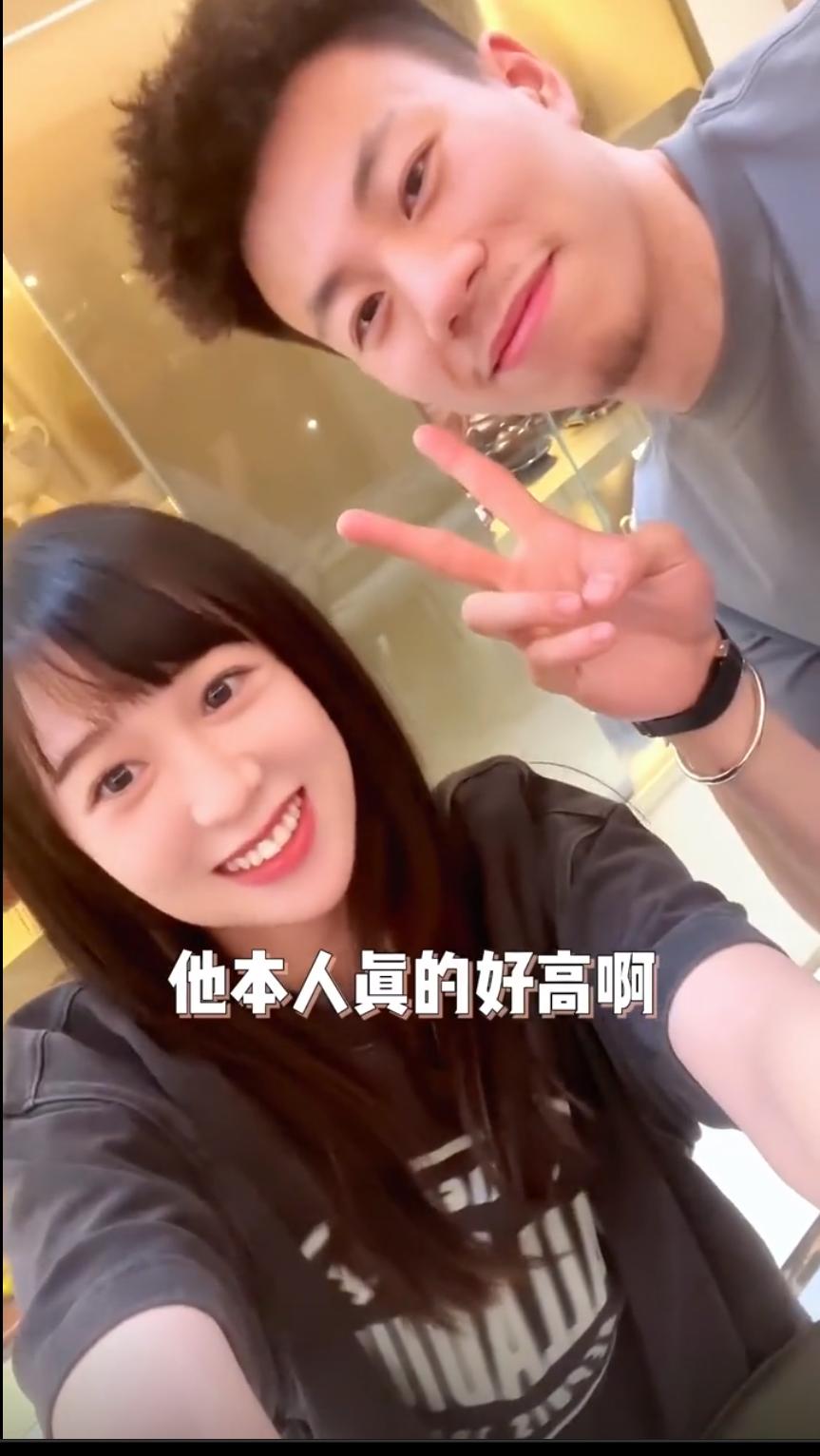 Zhang Zhenlin was invited to be a guest at the mansion, took pictures with the second princess ...