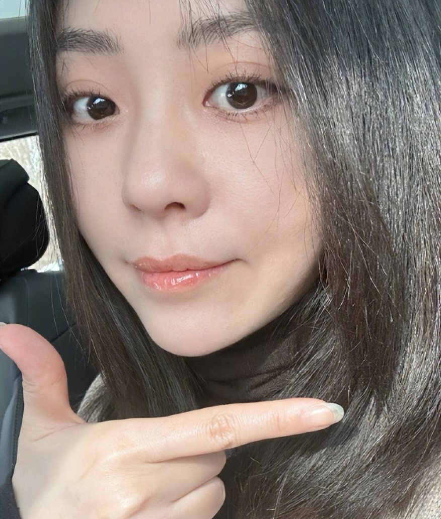 Zhang Liangying's self-portrait without makeup is invincible - iNEWS