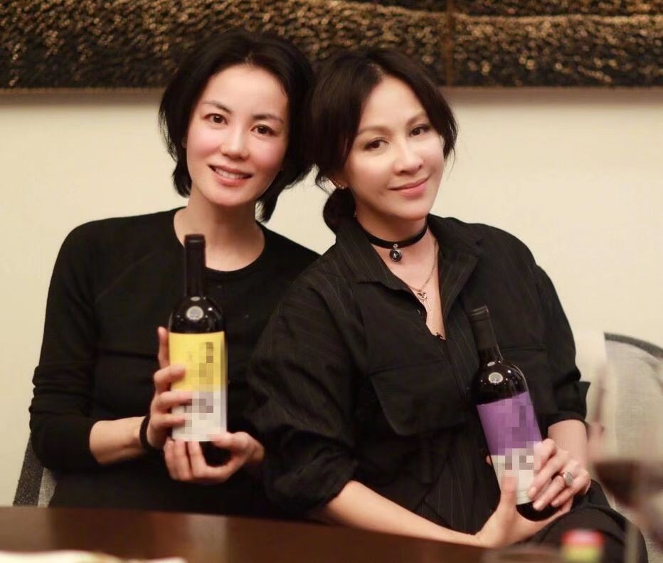 Faye Wong and Carina Lau have dinner together. Faye Wong, who wears a ...