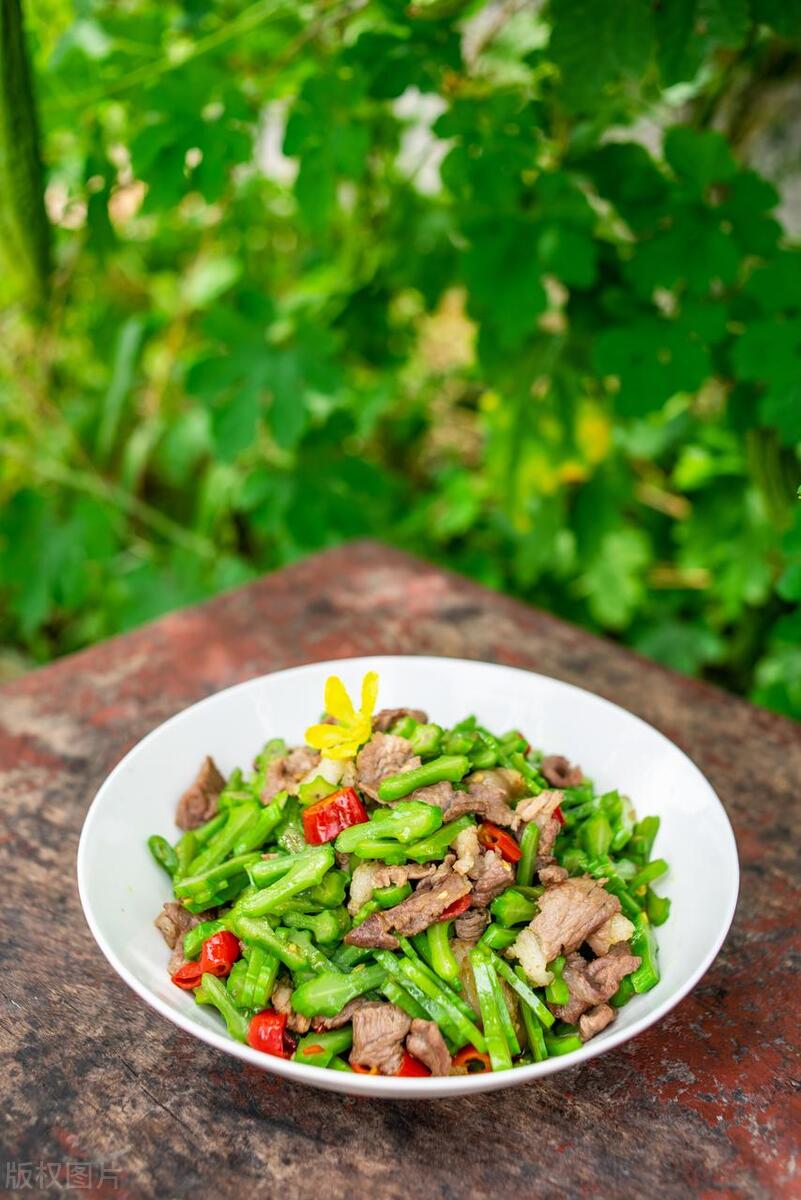 Stir-fried pork with sword beans, simple, refreshing, delicious and ...