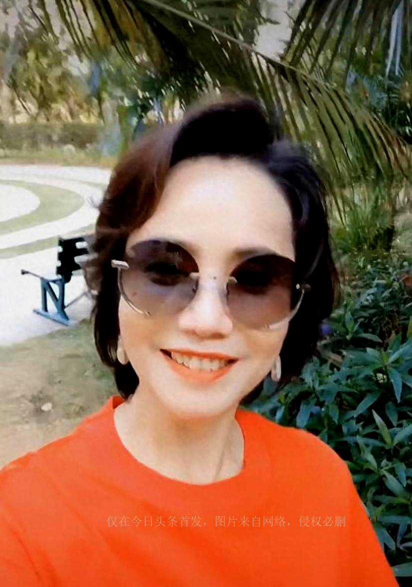 CCTV host Xu Li retired and danced square dance dressed simply and ...