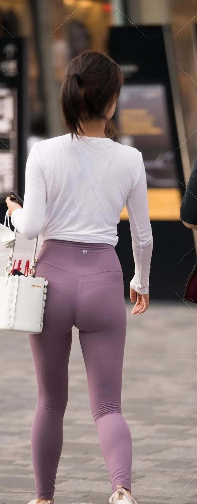 The textured yoga pants are full of youthful sports vitality, elegant ...