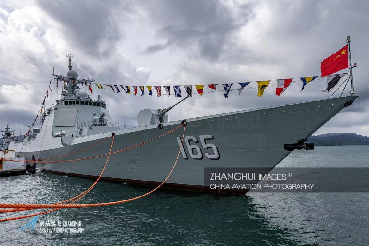 The 052D launched an anti-ship missile with a range of 600 kilometers, and the same type of ship ...