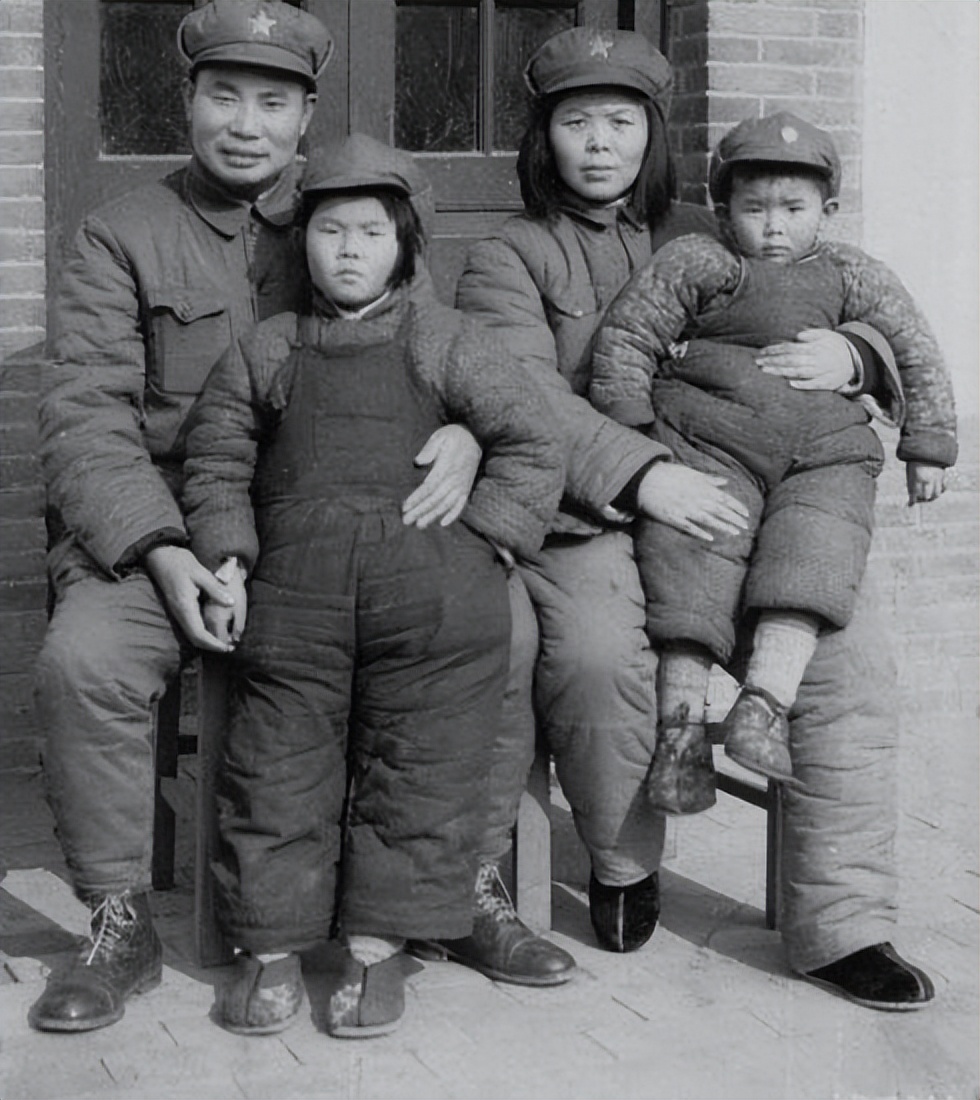 In 1950, when Yang Dezhi went back to his hometown to visit relatives ...