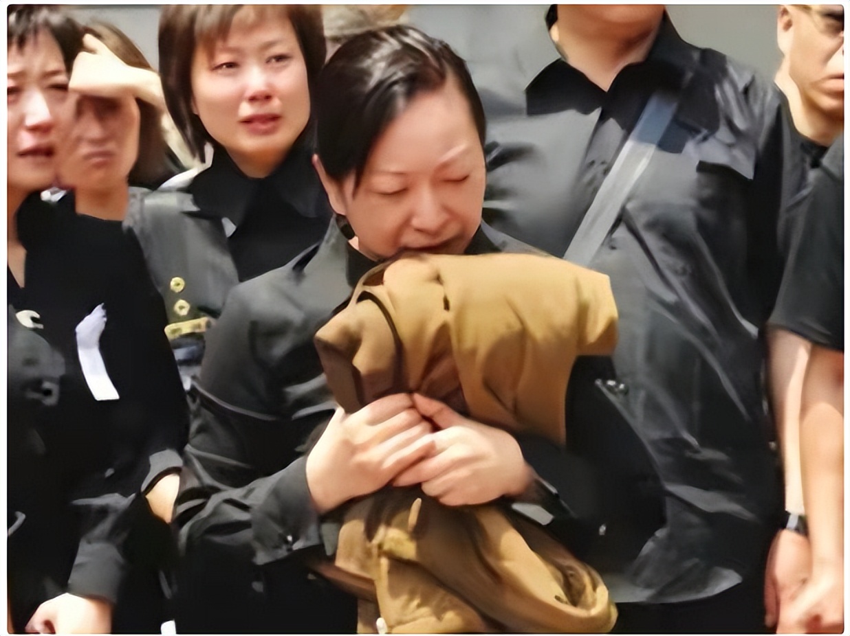 Luo Jing died 13 years ago, and his wife, who cried to fainting ...