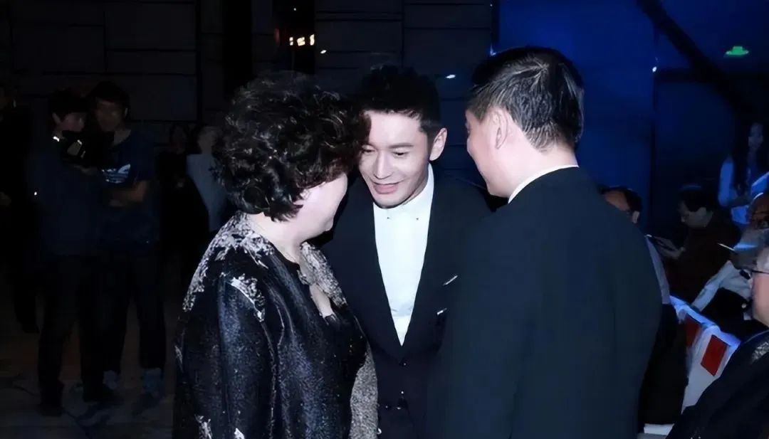 70-year-old baby muscle, Huang Xiaoming's mother is too young! In front ...