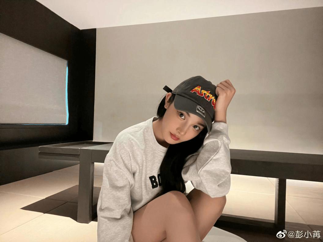 Peng Xiaoran shares the photoshoot of summer life to record every glittering day - iNEWS