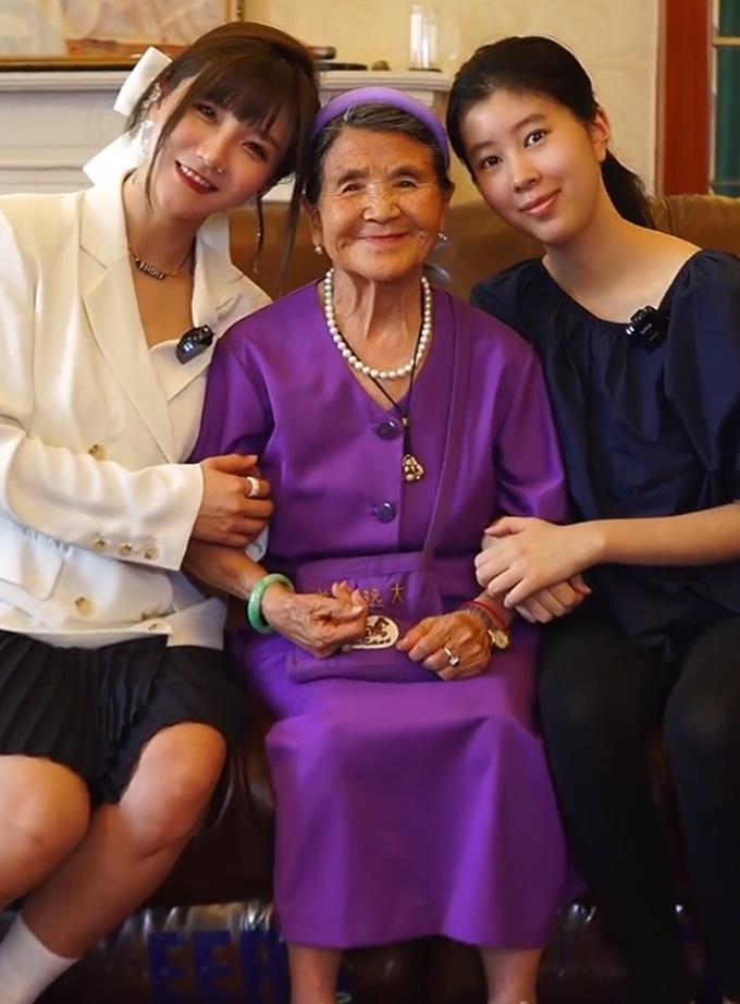 Yang Zi's mother celebrates her 88th birthday, Tao Hong helps her out ...