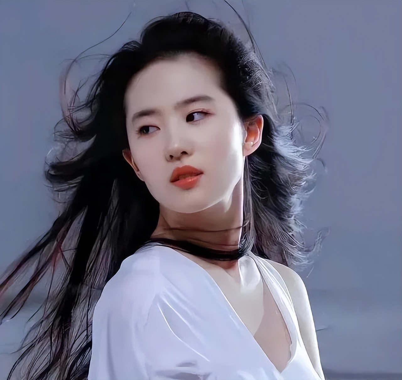 The 35-year-old Liu Yifei and the 36-year-old Yang Mi stood together ...