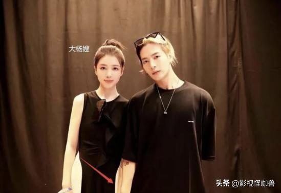 The concert becomes Vanity Fair! After holding hands with the door, the ...