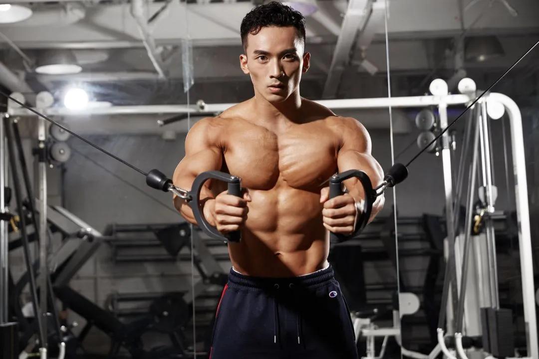 Bodybuilding champion Zheng Shaozhong - iNEWS