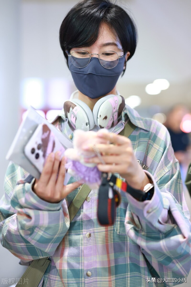 Yu Kewei appeared at Beijing Airport, wearing a colorful plaid shirt, youthful and beautiful ...