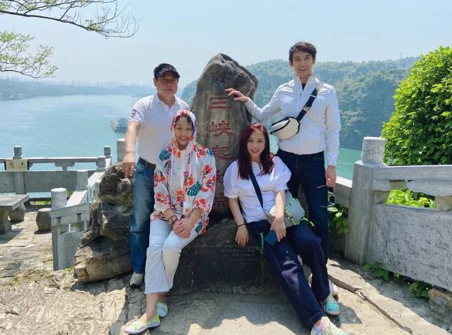 Chen Songling's spring outing is amazing in the same frame! Pink and ...