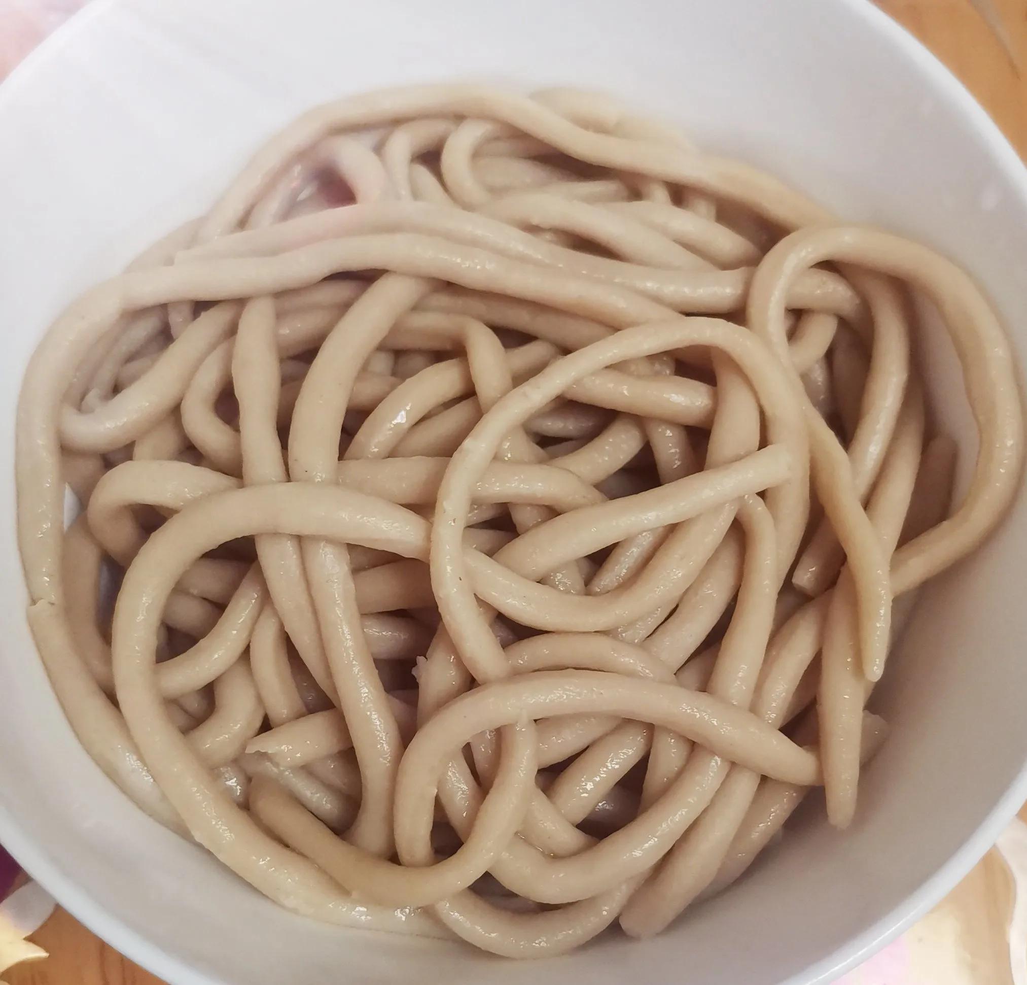 Handmade oat noodle fish (noodles) full of human fireworks - iMedia