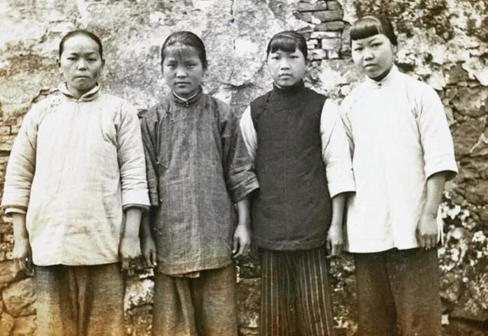 Li Zhen, the first female general of New China, jumped off the cliff ...