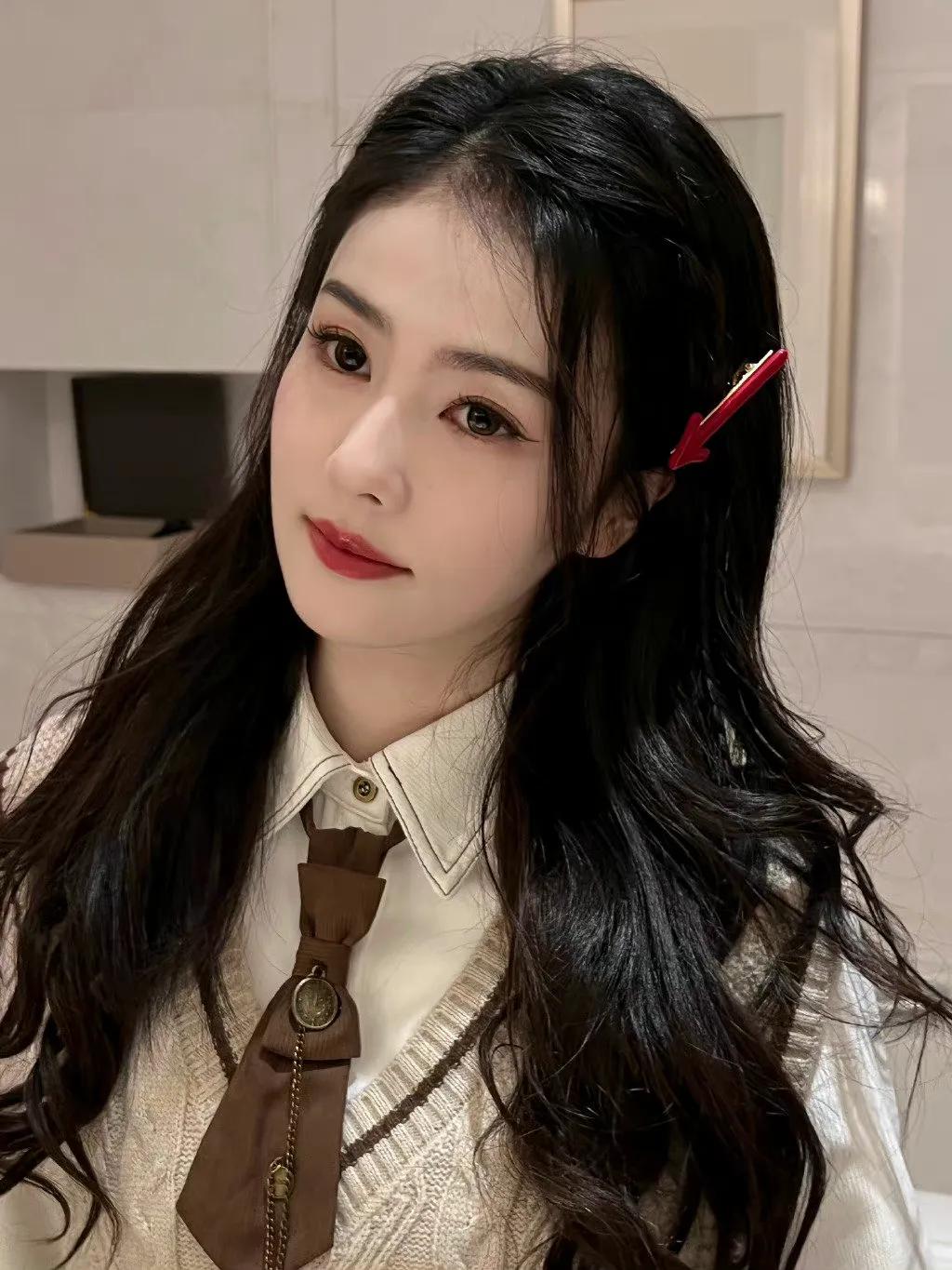 Bailu is so beautiful in a college-style uniform!The hairpin on the ...