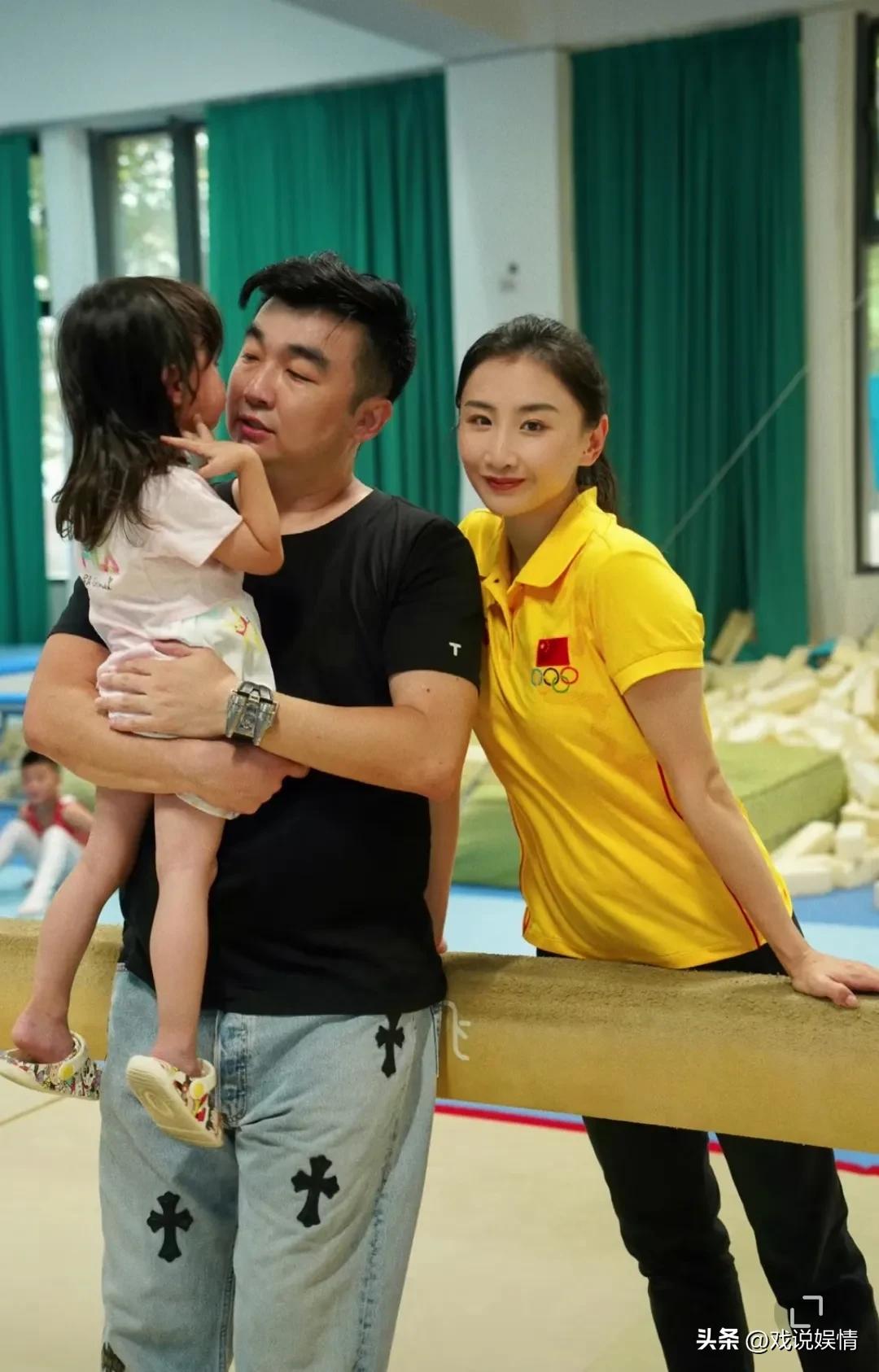 He Wenna's family of three took a group photo in the gymnasium, her ...