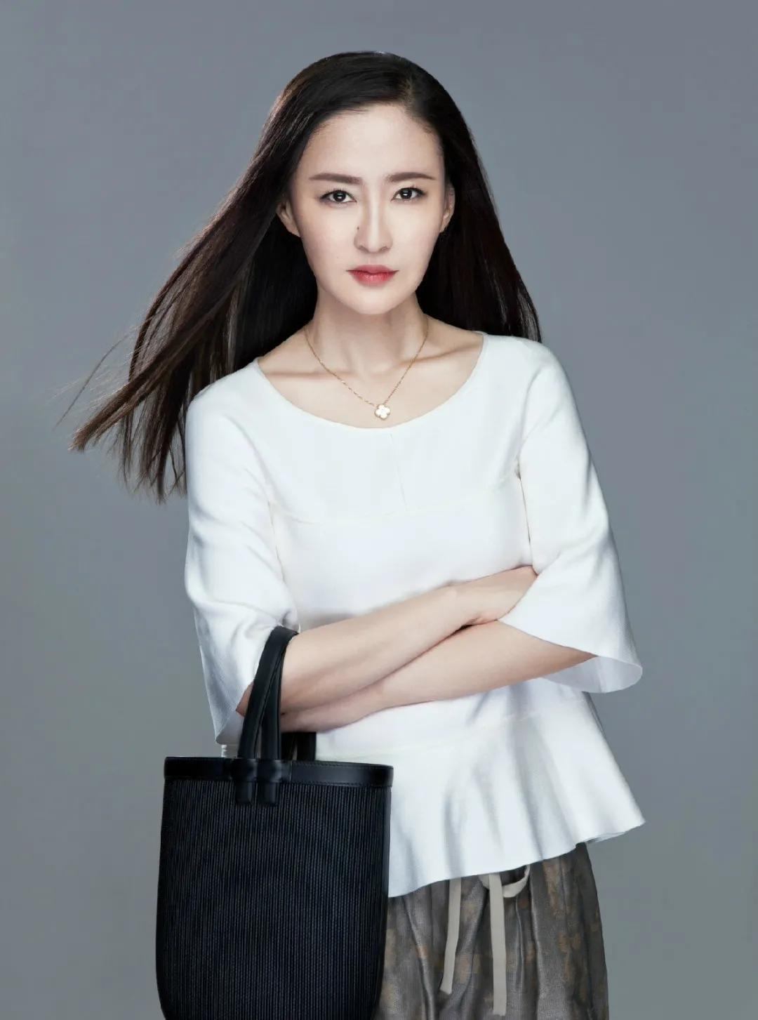 The director of the movie "Broken Bridge" Li Yu successfully ...