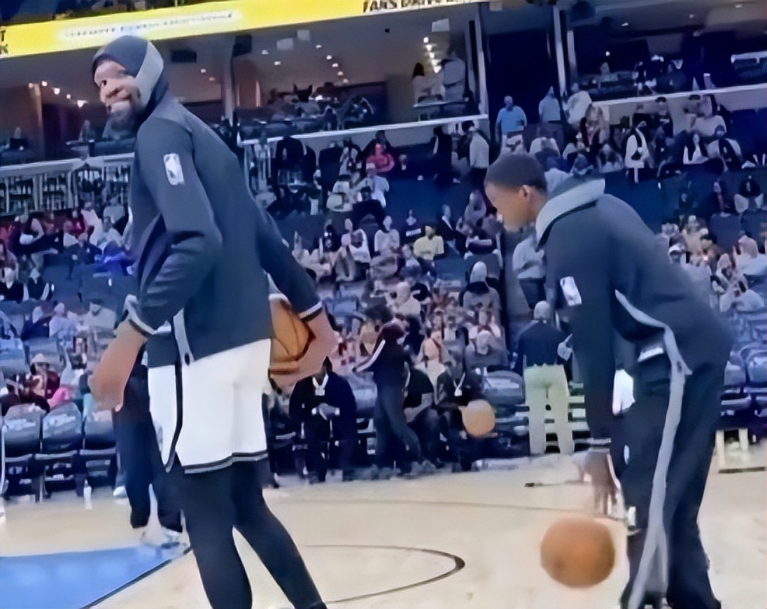 Grizzlies female fans recruit KD scene exposure!Durant looked back and ...