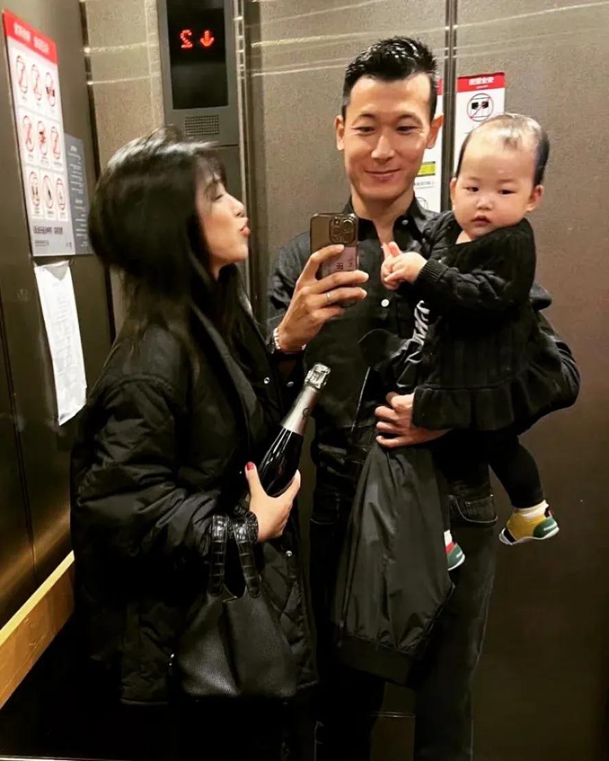 Zhu Zhu and her husband Wang Yunjia married their son, and their ...