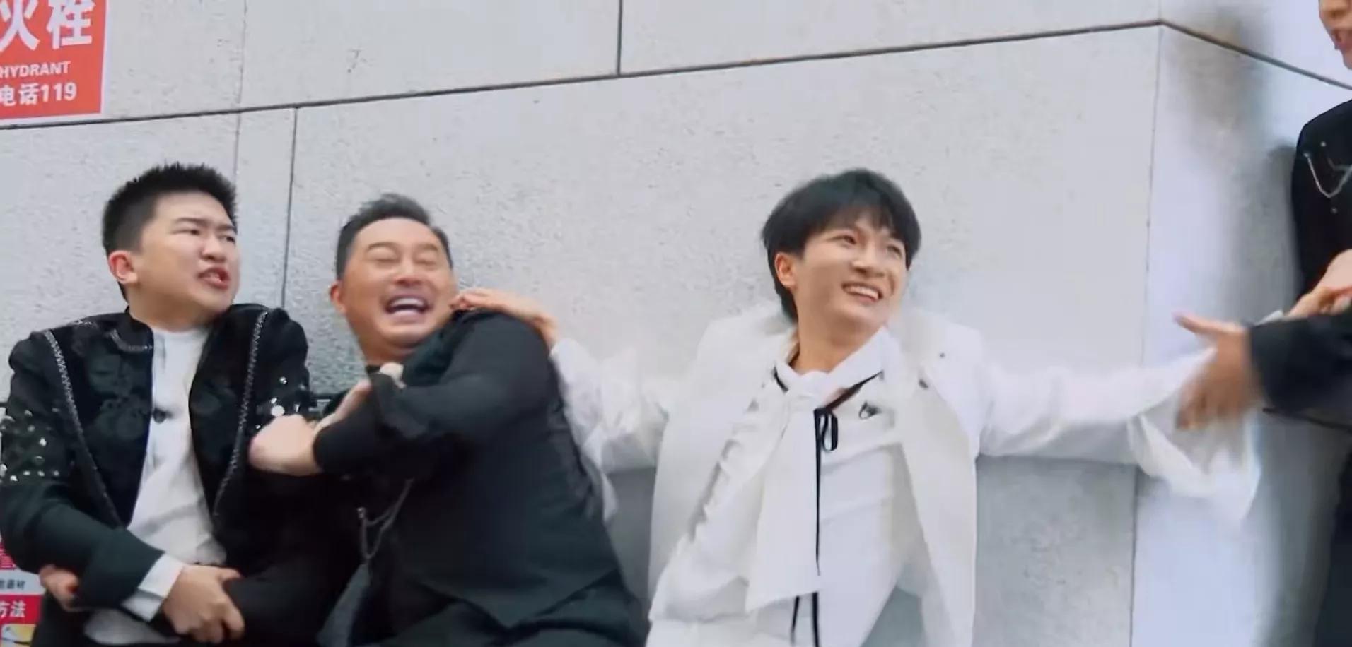 So exciting! At the beginning of this issue of "Let's Run", we will ...