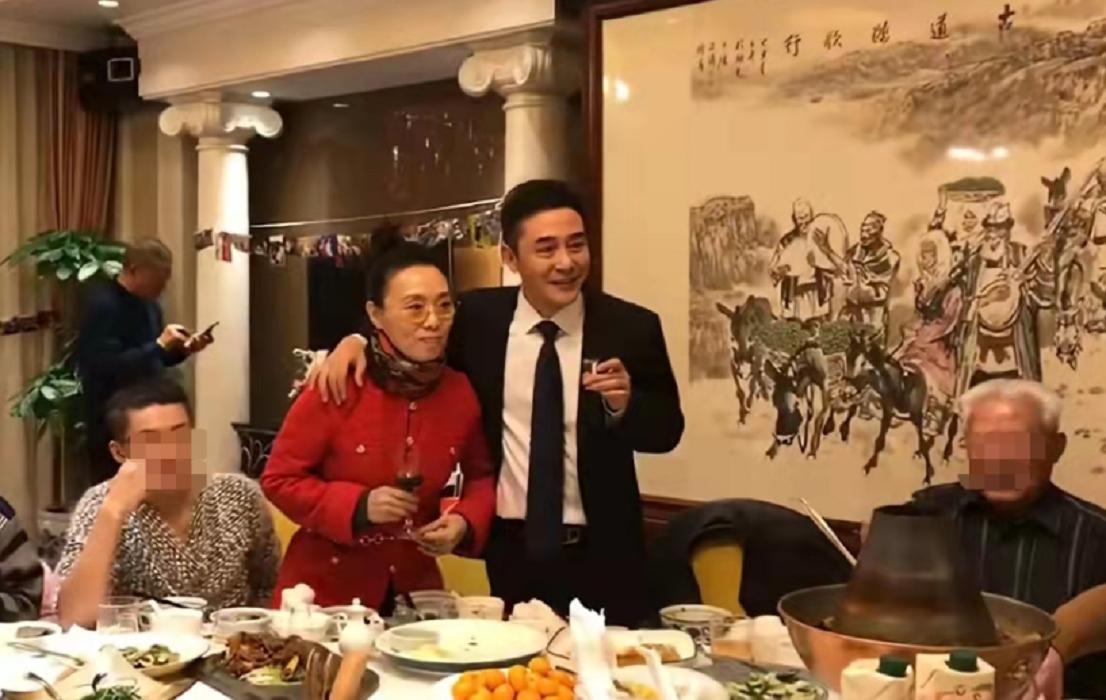 60-year-old Wu Qiong set a banquet for her daughter's birthday and toasted with her husband who ...