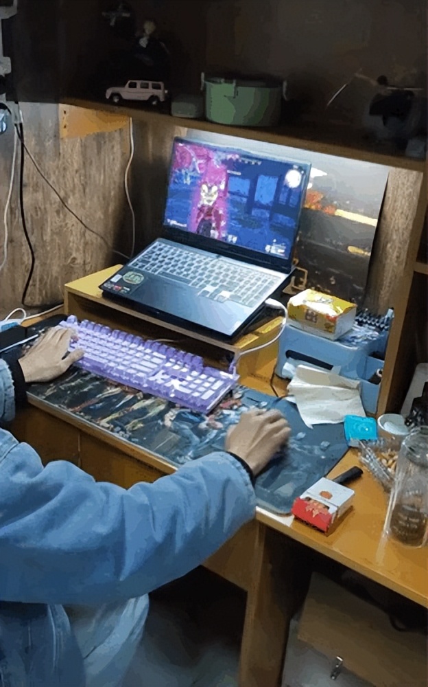 There are only three computers, but four people in the same dormitory ...