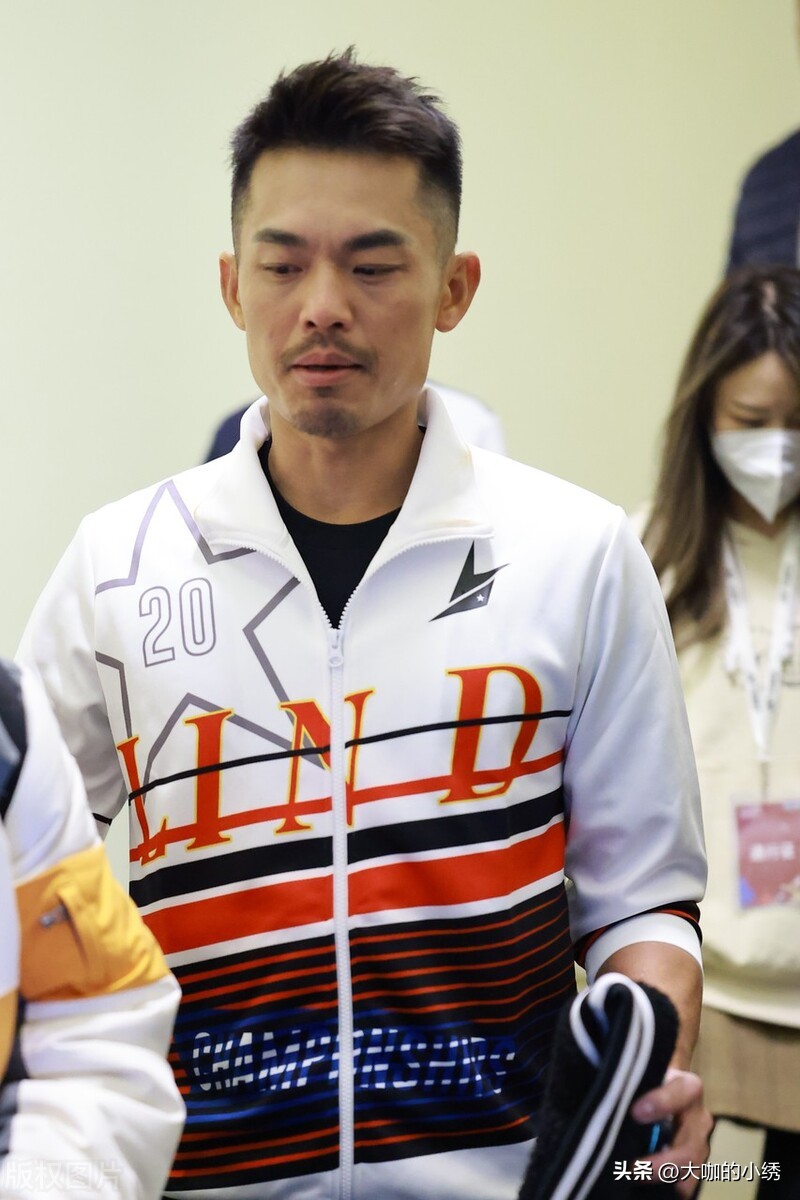 Lin Dan showed up to participate in the event, smiling for the camera ...