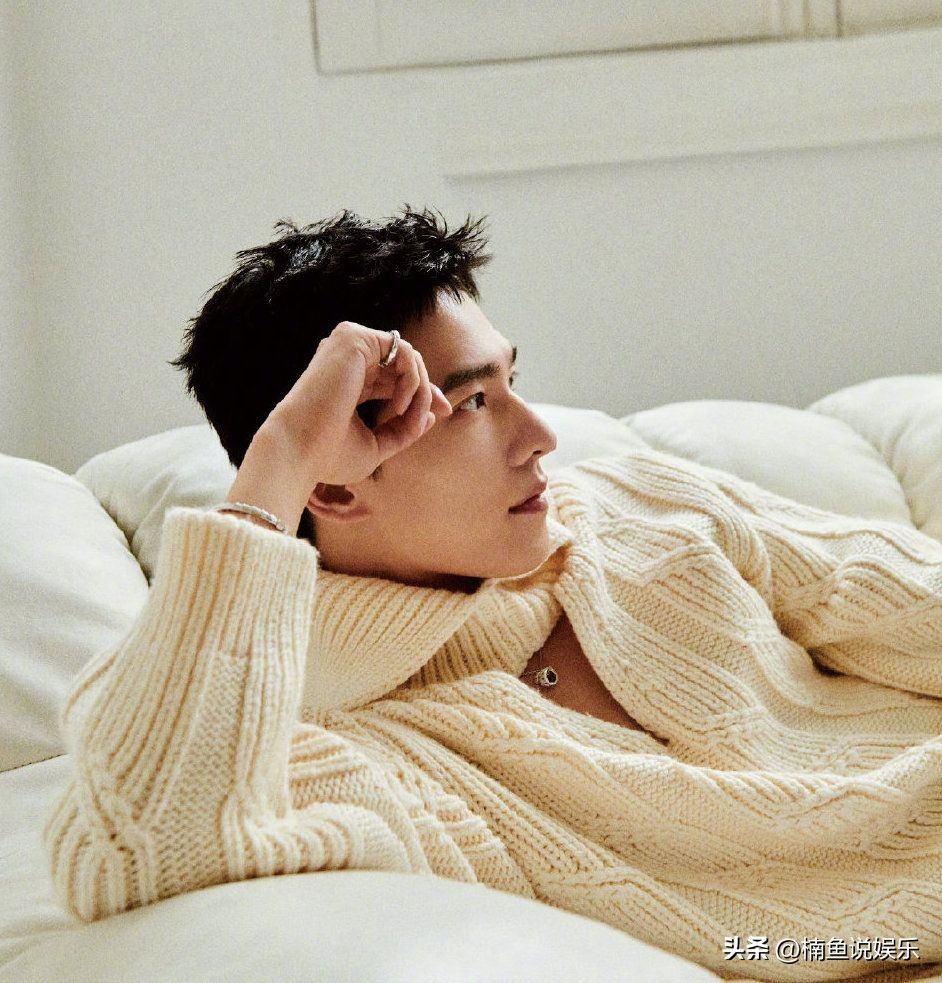 Yang Yang shows off his muscles in a photo shoot and wears a white vest ...