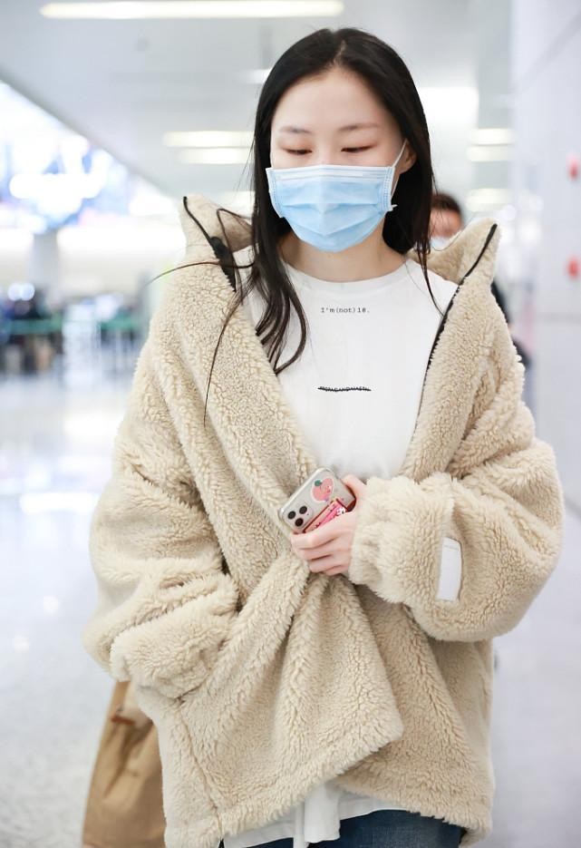 Although Jin Jing is not a typical beauty, she looks so comfortable ...