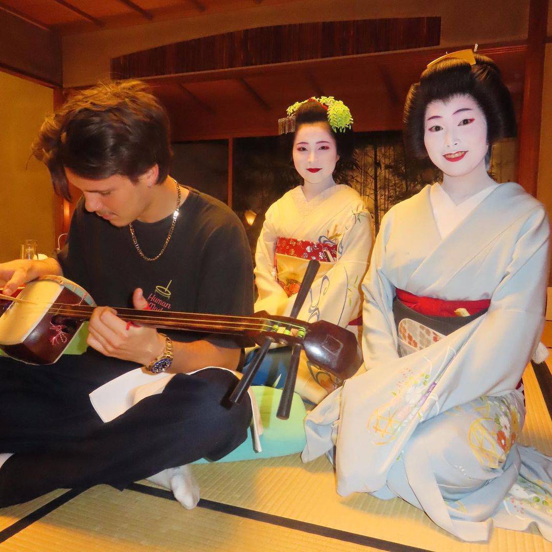 The Beckham family took photos with geisha on vacation in Japan - iNEWS
