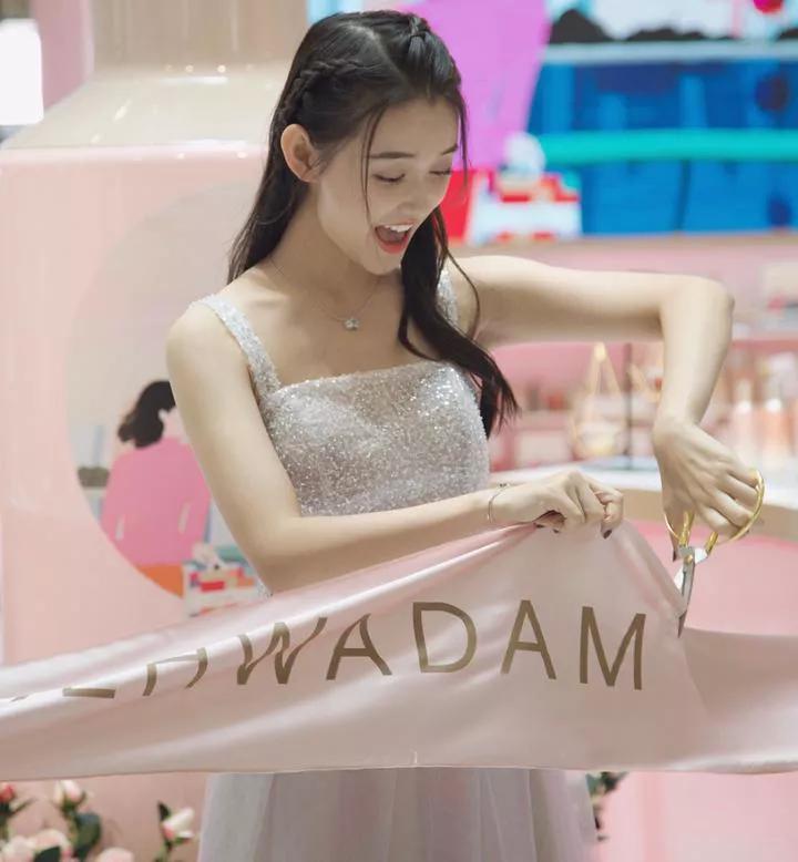 Jiang Yiyi's photo wallpaper - iNEWS