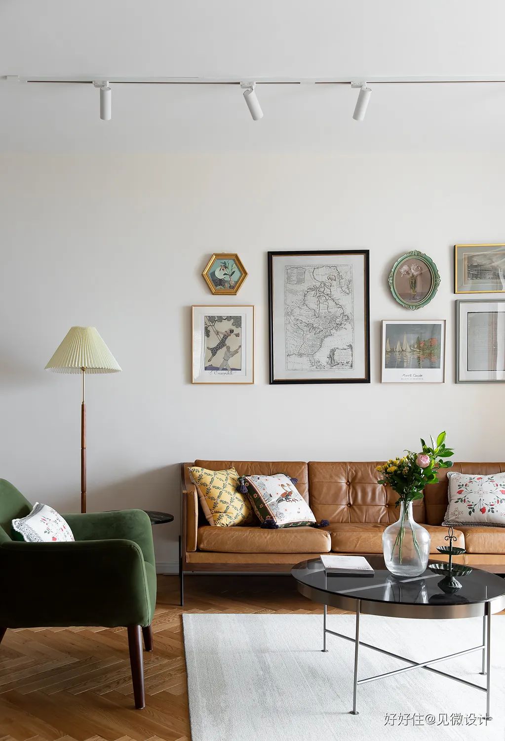 The girl lives alone on 115 square meters, and the bedroom has a ...