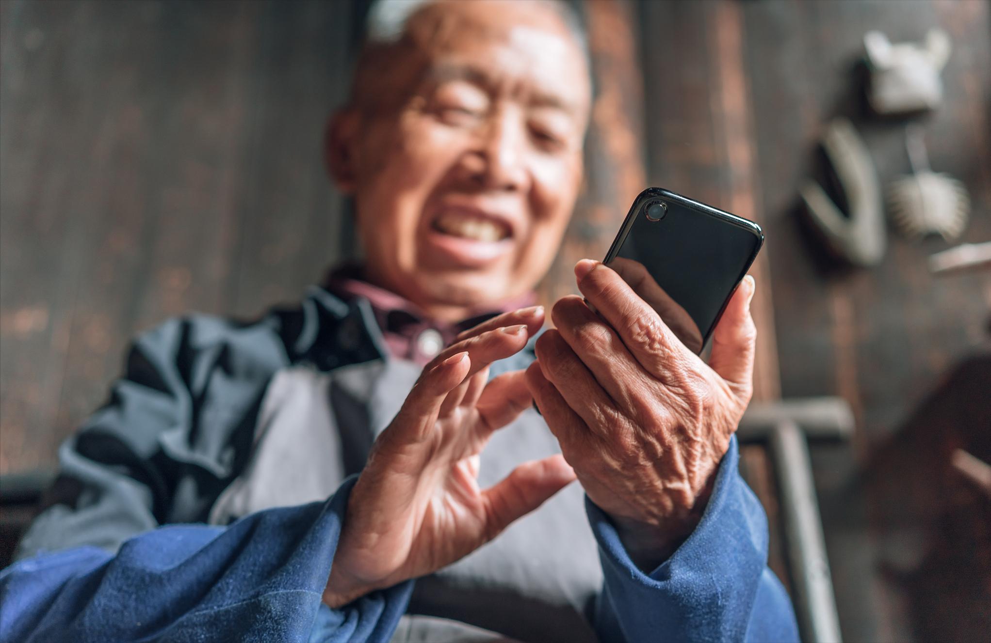 How to teach seniors to use smartphones? - iNEWS