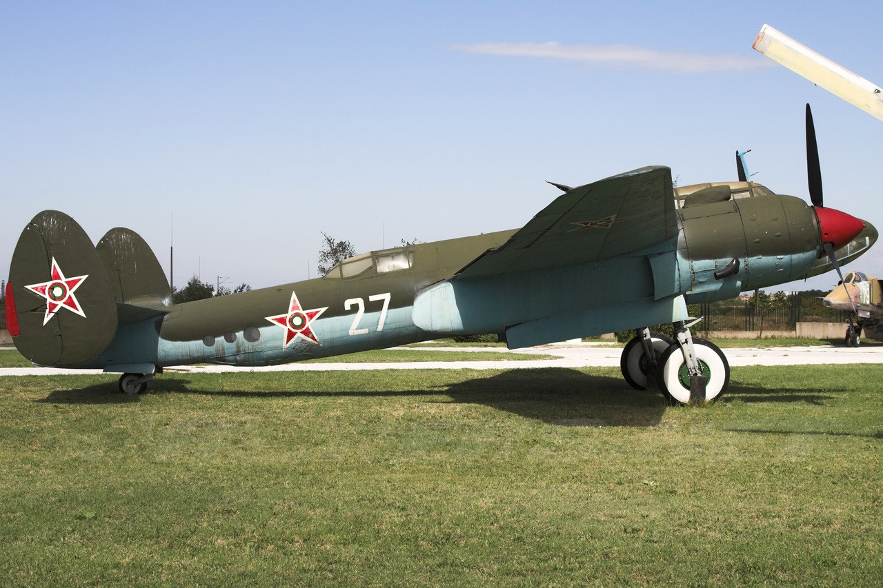 The Tu-2 bomber made by the Soviet Union flew into the sky of the front ...