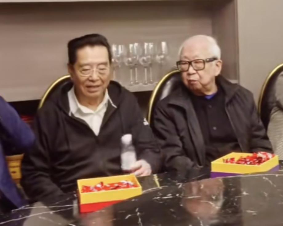 Music celebrities gathered: Li Shuangjiang became the focus of chatting ...