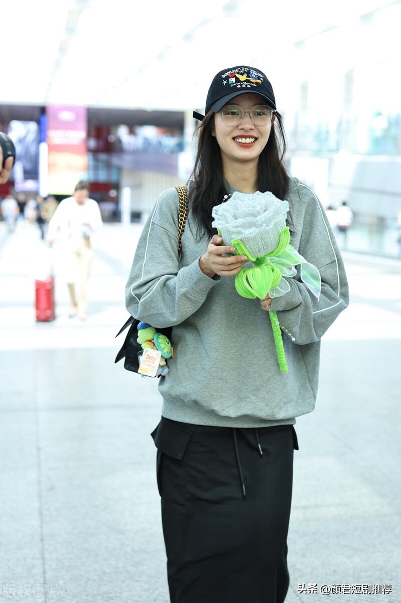 Xu Ruohan appeared at Beijing Airport with a bright and generous smile ...