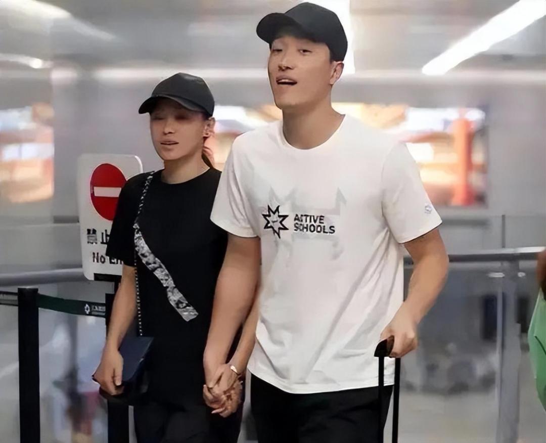 A large number of photos of Liu Xiang and his wife are posted by ...