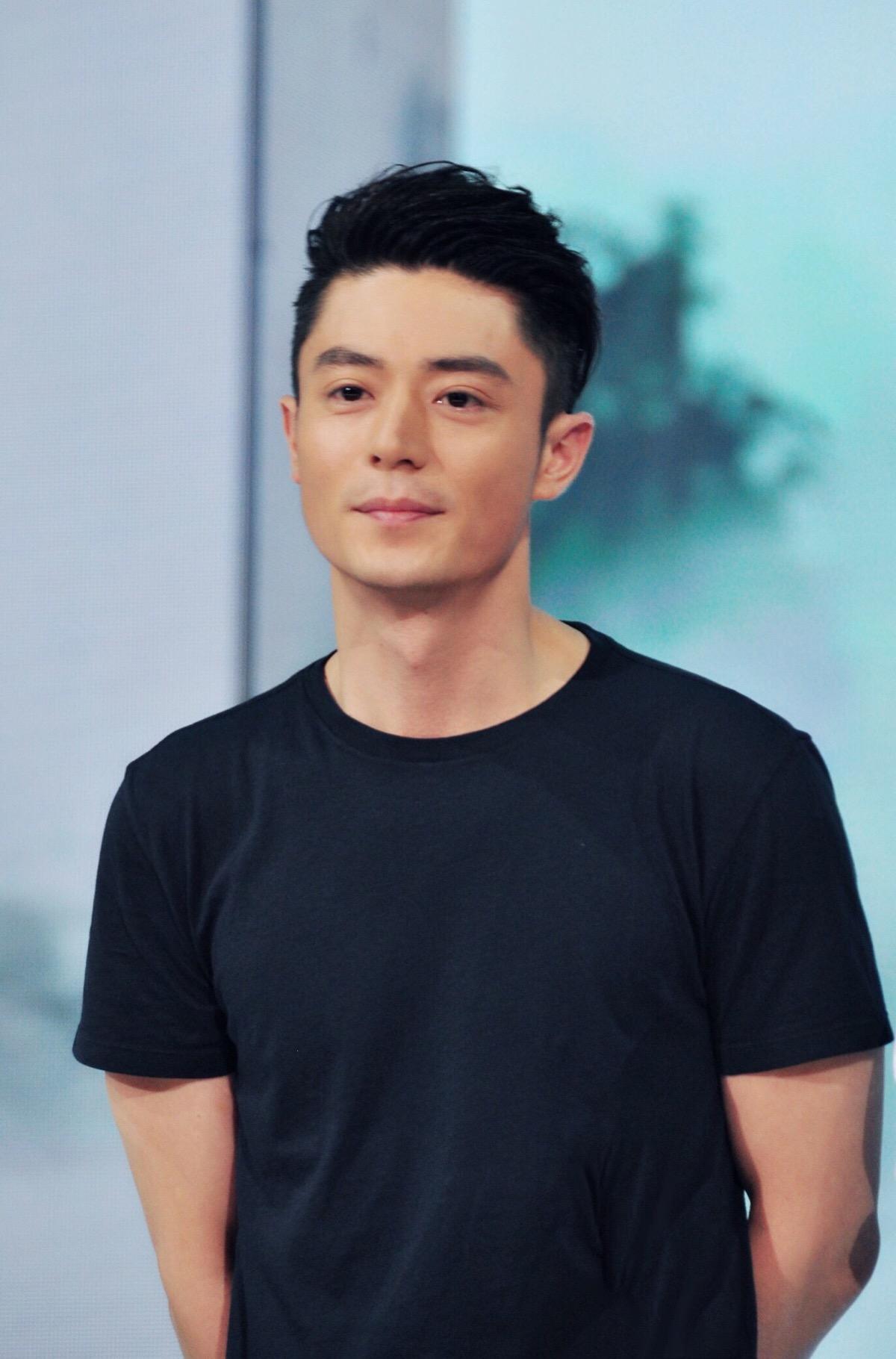 Netizens ran into Huo Jianhua who showed up without makeup. He is still ...