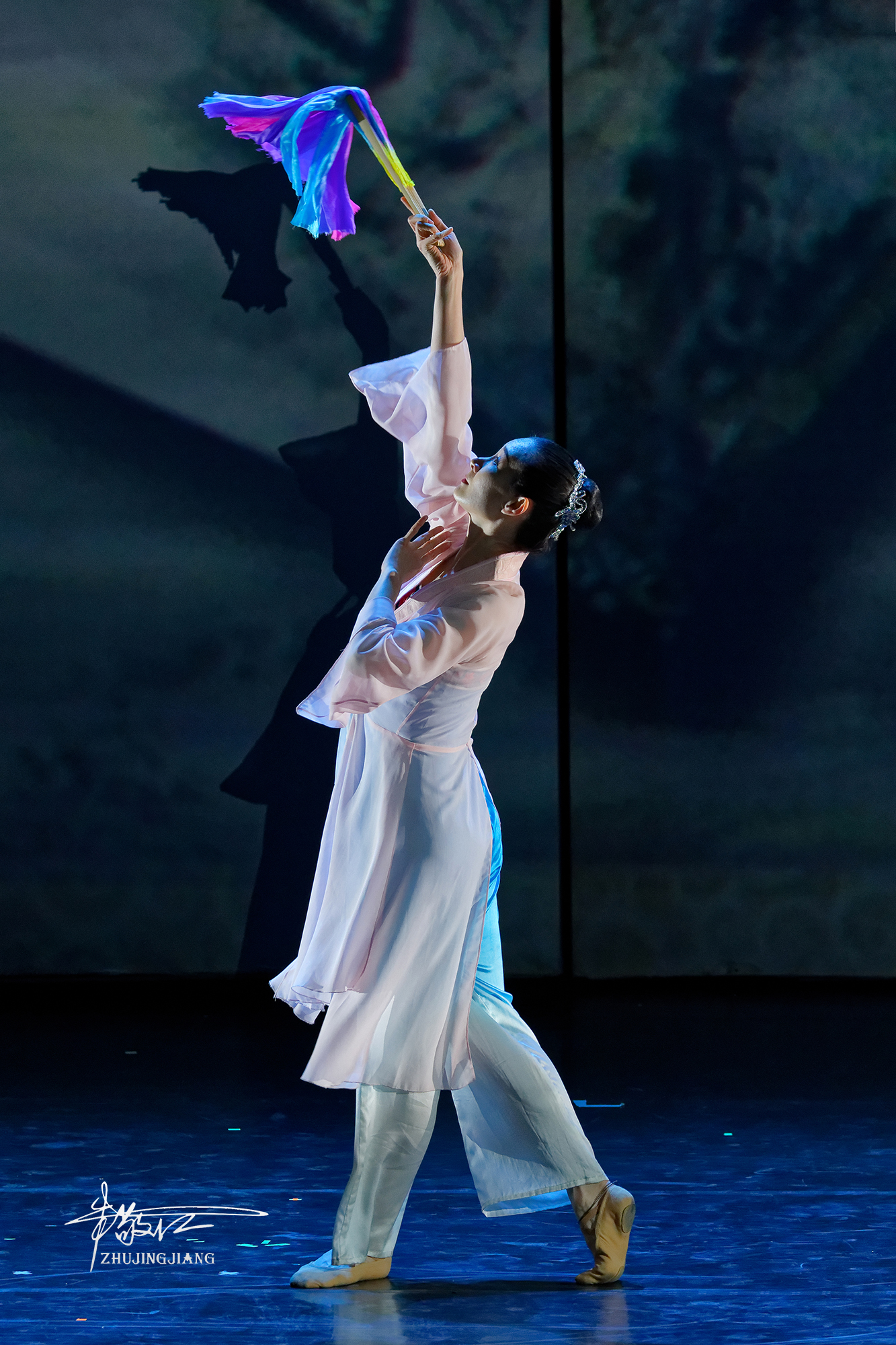 "Fan Dance Danqing" by young dancer Wang Yabin - iMedia