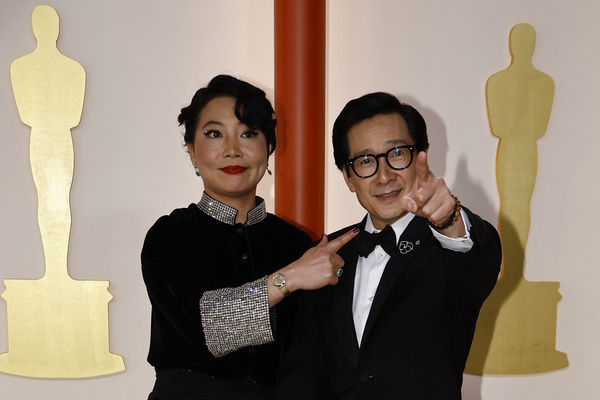 Guan Jiwei burst into tears to win the Oscar for Best Supporting Actor after 30 years and ...
