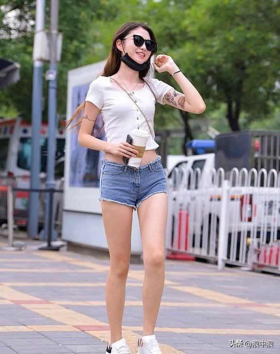 A white T-shirt and ultra-short shorts show off your figure perfectly ...
